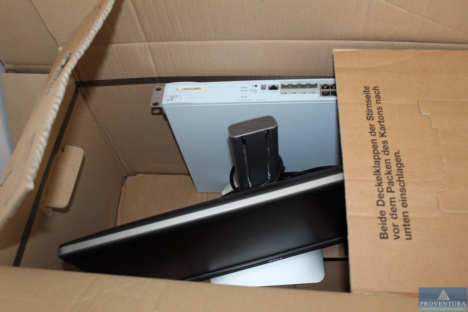 Monitore und EDV-Teile in drei Kartons