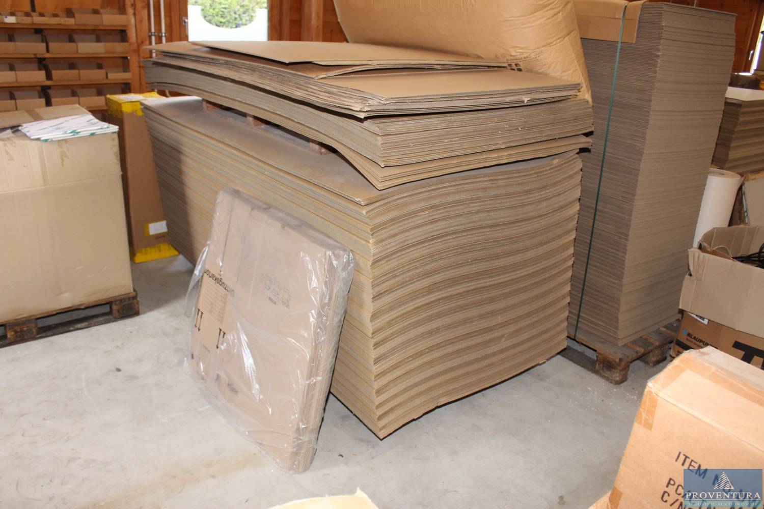 Pappen 2-wellig 2 Paletten sowie 2 Paletten Abrüche je ca. 630x1.050 cm