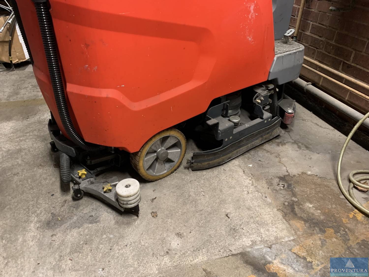 Aufsitz-Nasskehrmaschine Hako Scrubmaster B120