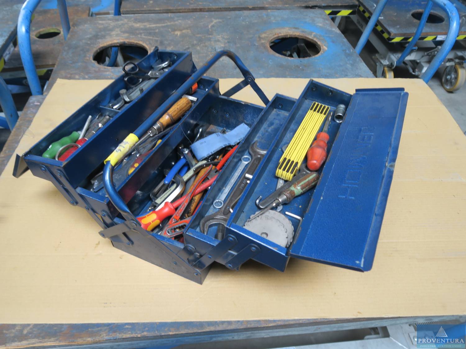 Schlosser-Werkzeugkiste mit Grundausstattung Handwerkzeugen ...