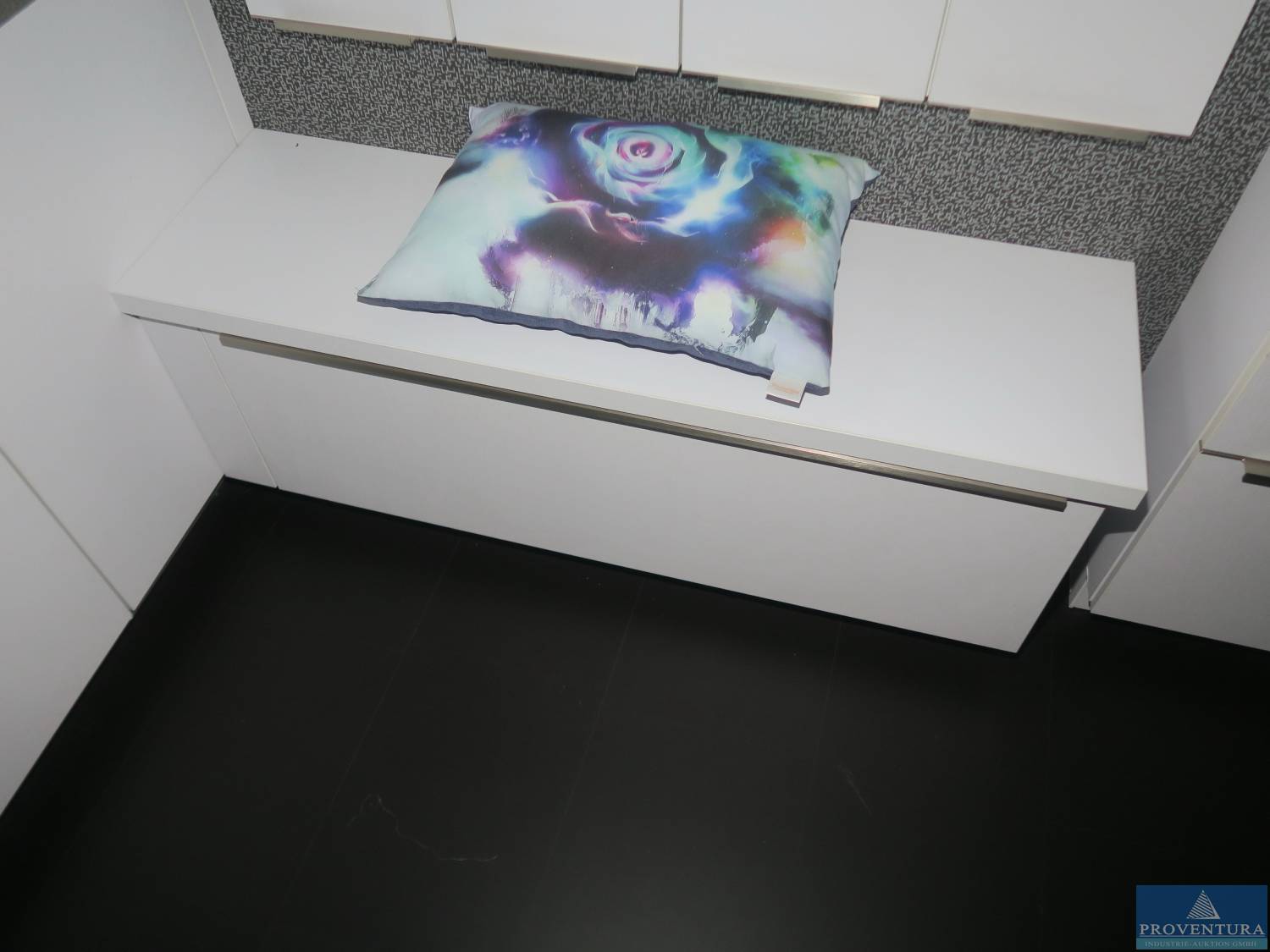 Musterküche T-Form Frontfarbe weiß