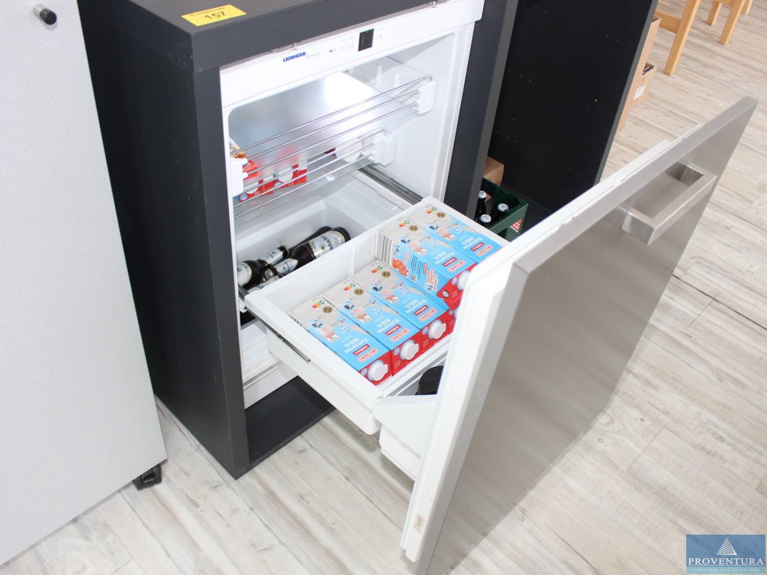 Küchenunterschrank mit Auszugkühlschrank UIK 15 Auszug