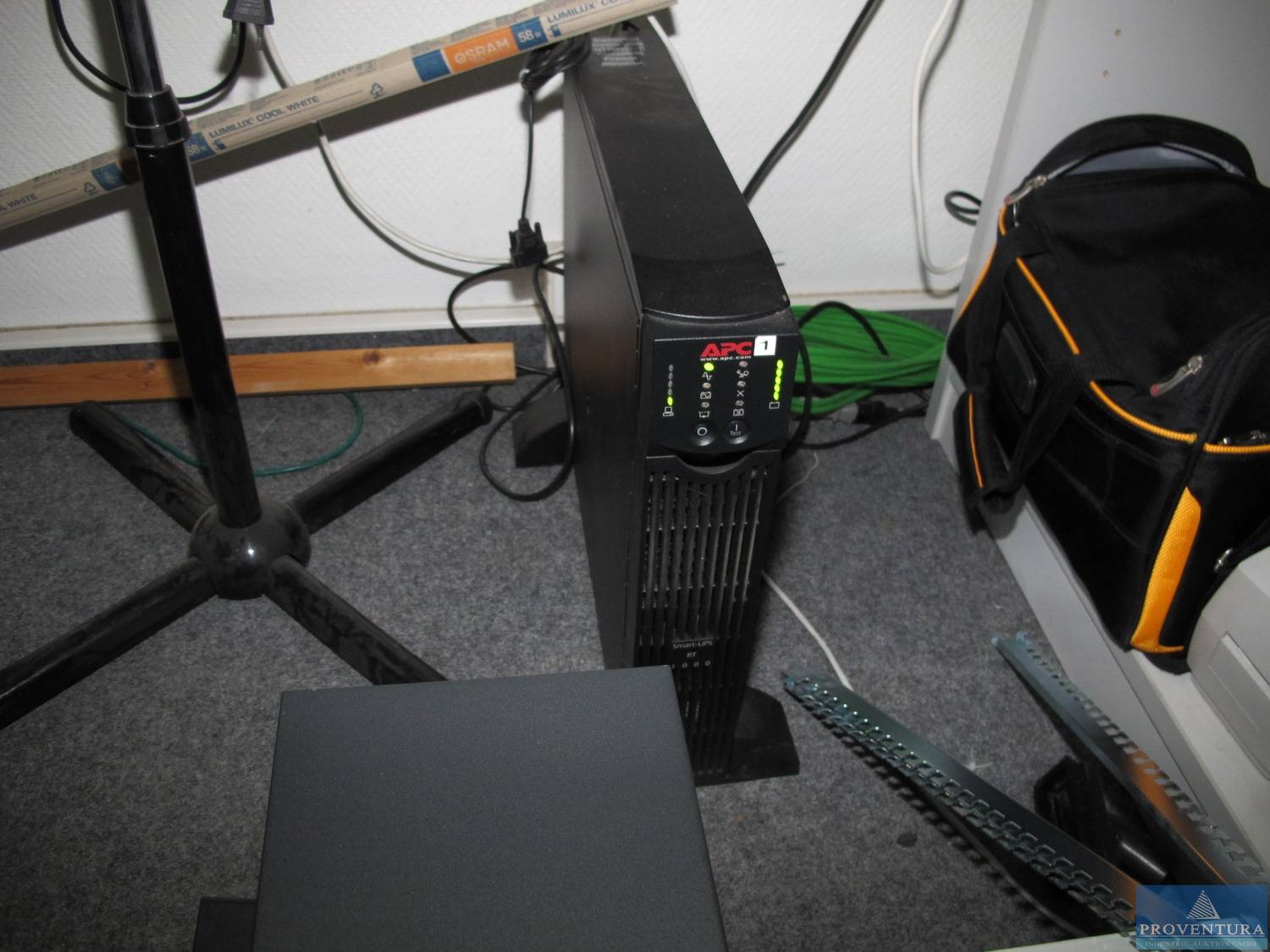 Stand-USV APC Smart UPS RT 1000