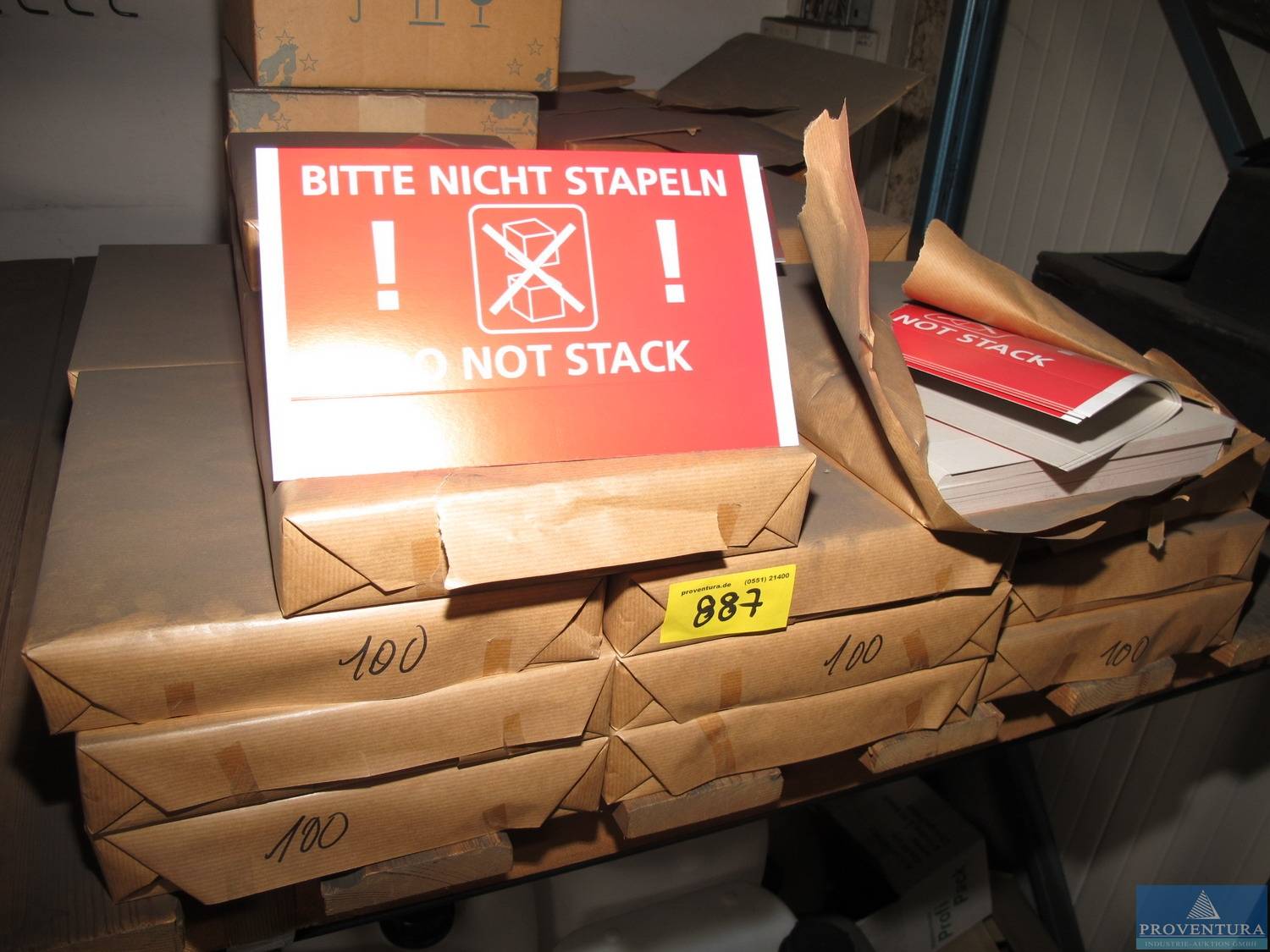 "Schilder ""bitte nicht stapeln"""