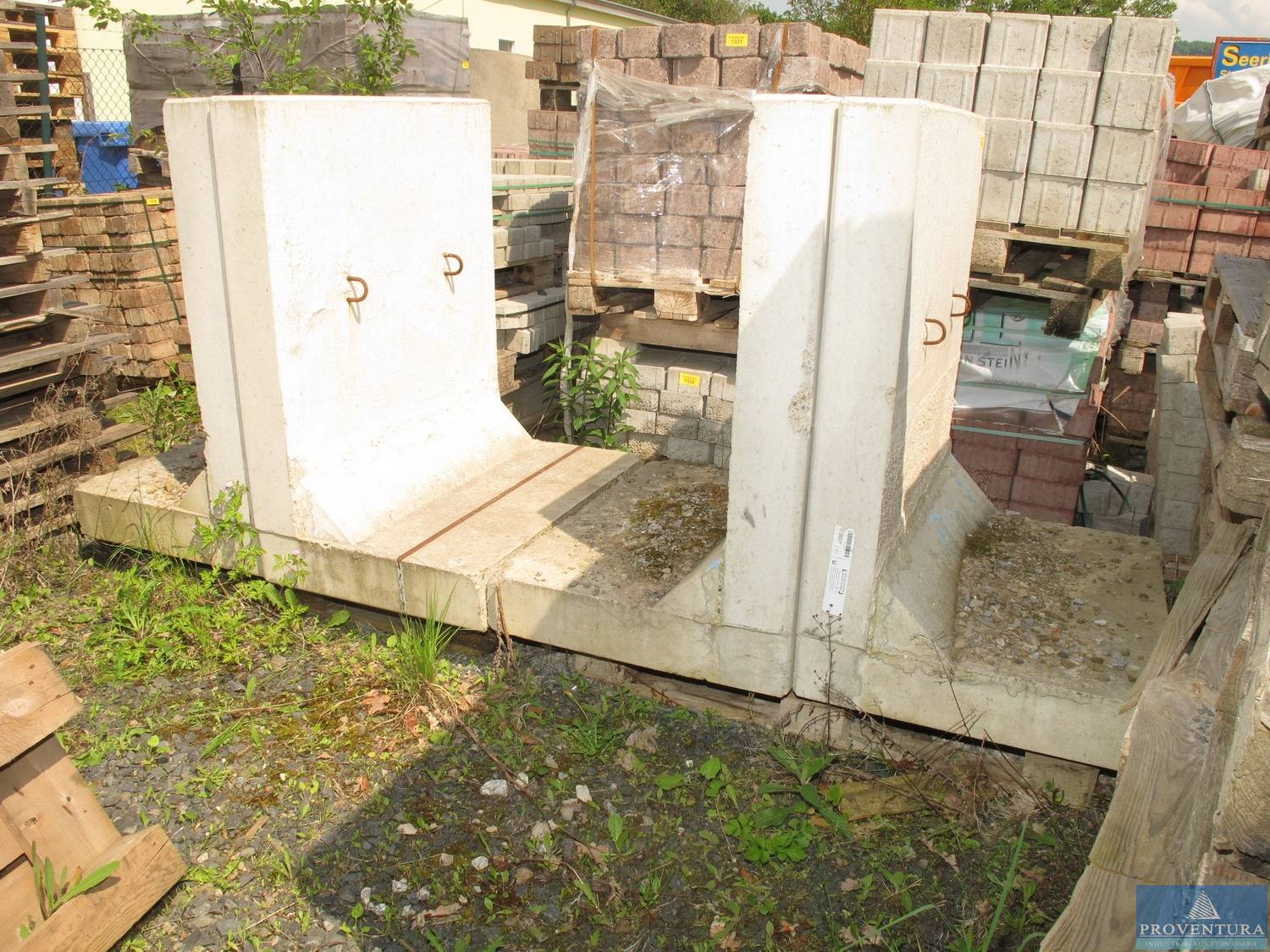 Beton-Winkelstützen ca. 100b x 120 h
